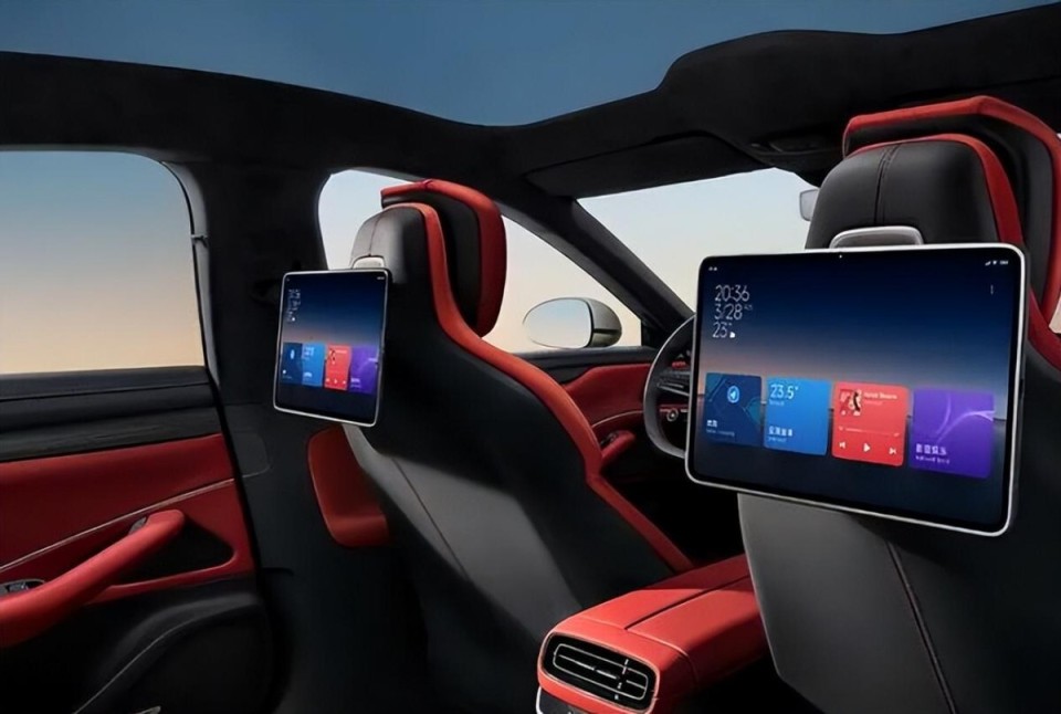 小米SU8曝光定妆照，预计售价23.59万起，能比小米SU7更好卖？_腾讯新闻