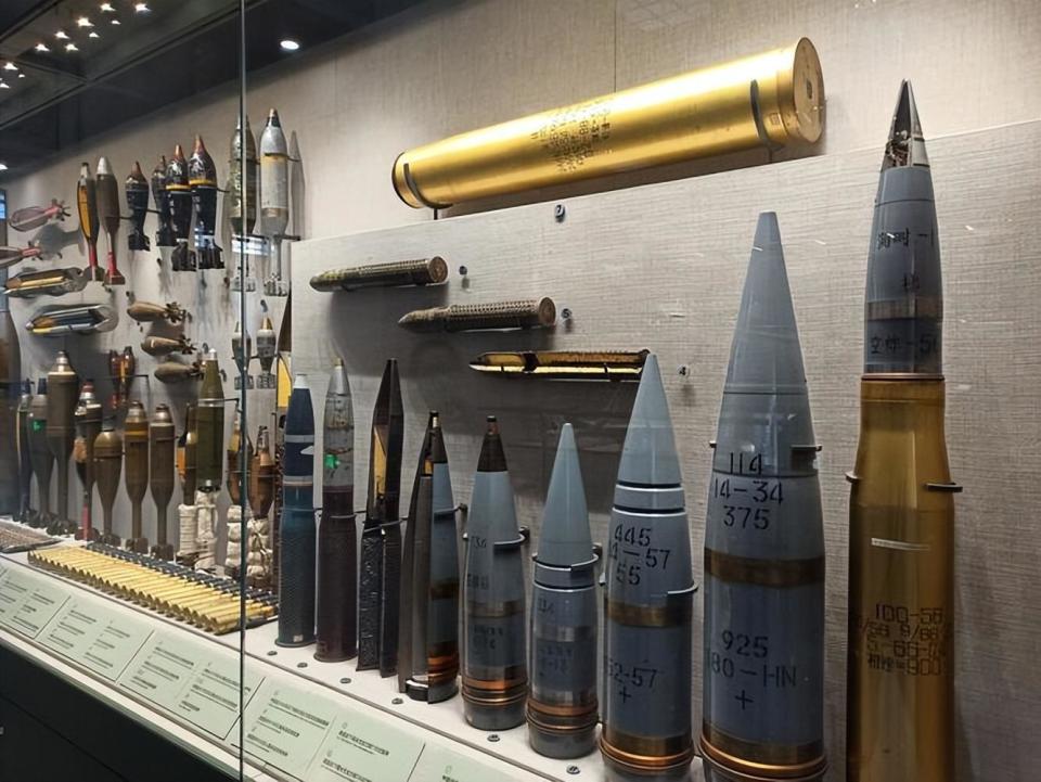 新批次054A下水，换装直20、重启100炮，054B生存空间再被挤压_腾讯新闻