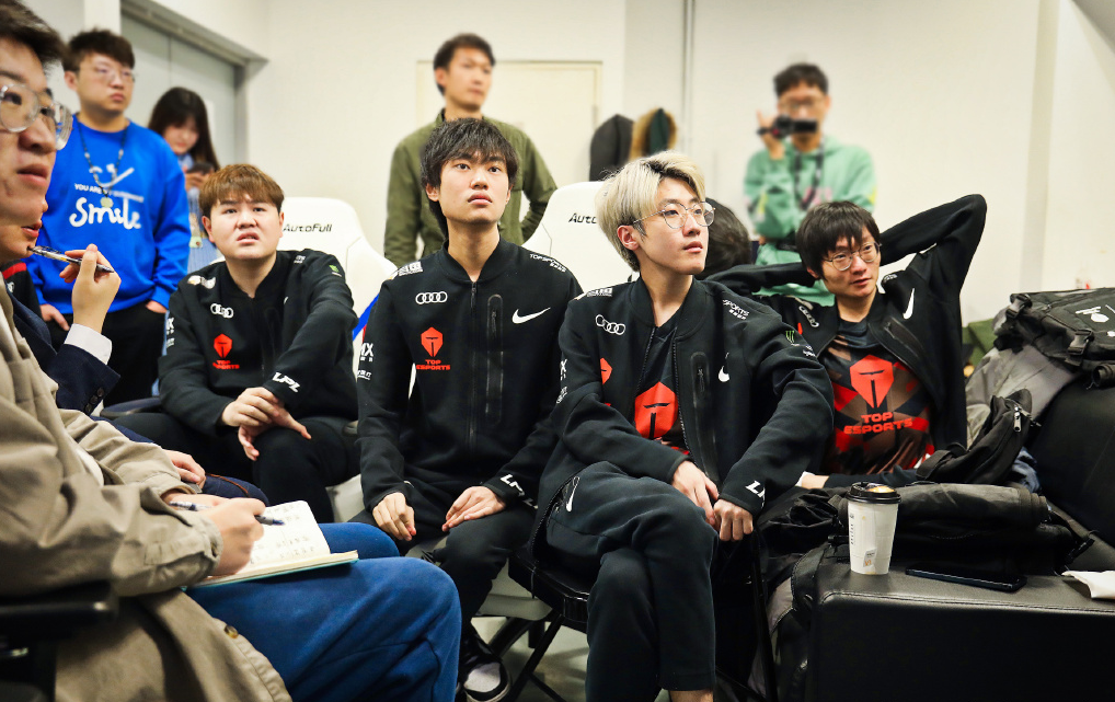 Huanfeng火力全开，TT闯入八强，Zhuo遭到质疑