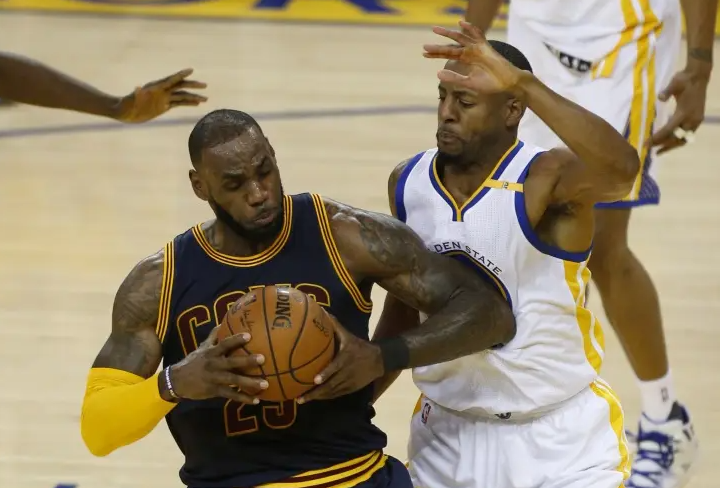 15年总决赛老詹场均35+失利，伊戈场均16.3分获FMVP 库里表现如何_腾讯新闻