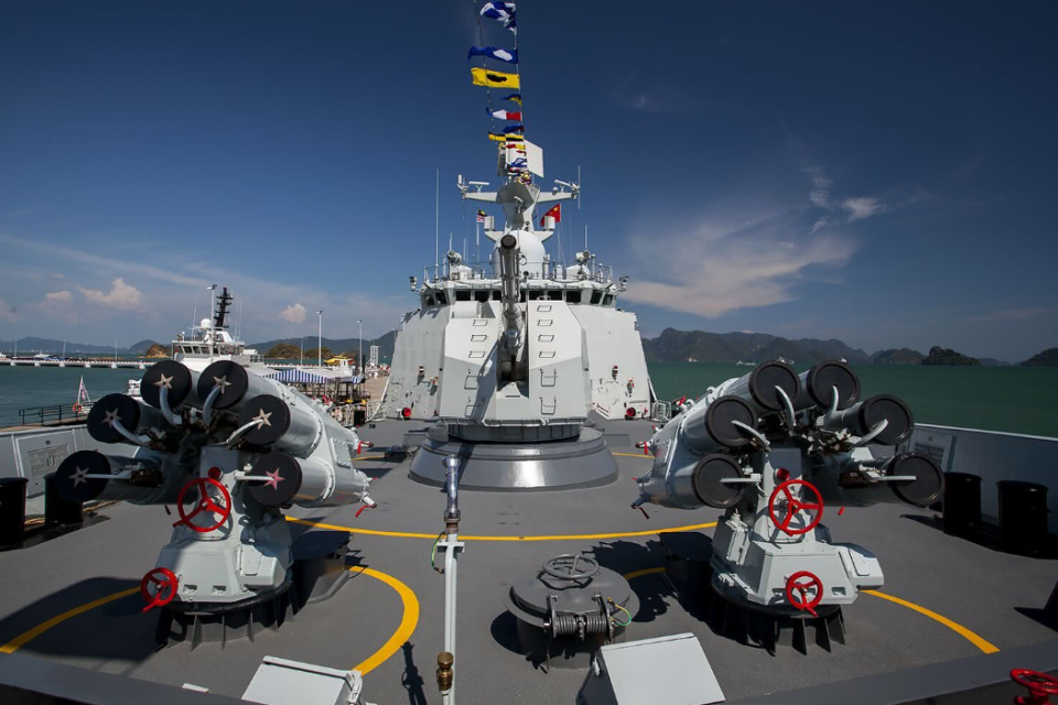 056型护卫舰有多大？与054A同框才明白，为何会逐步转交海警使用_腾讯新闻