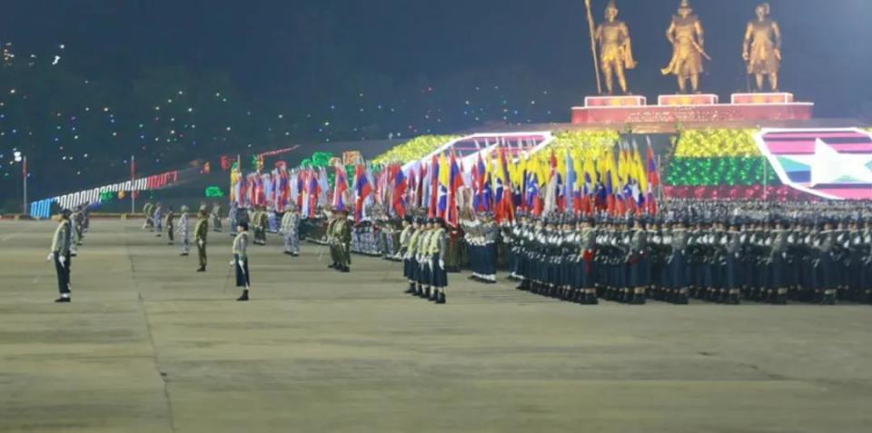 夜空亮剑！缅甸建军80周年，敏昂莱大阅兵！喊话：国防军“永不向恐怖主义妥协”！_腾讯新闻