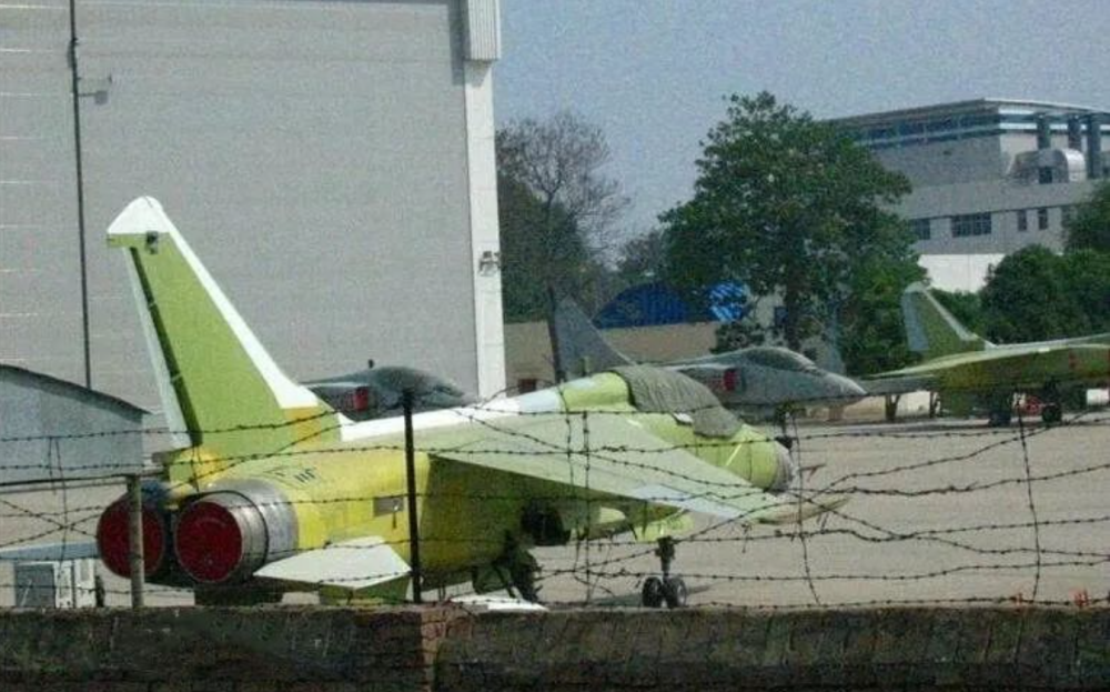 央视罕见歼轰-7B：属于“飞豹”终极改进版，能发射鹰击-12反舰导弹_腾讯新闻