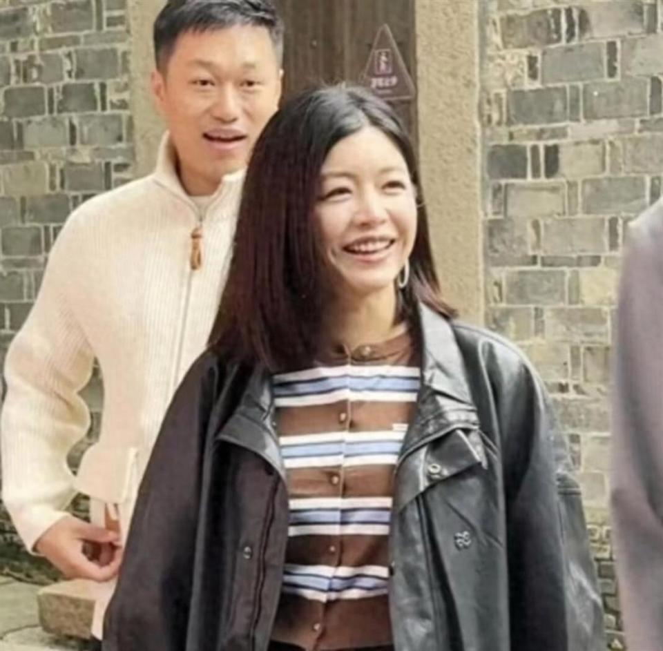 网友偶遇43岁的陈妍希，看着真年轻呀，太有少女感了 _腾讯新闻