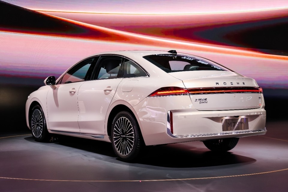 荣威M7 DMH对比吉利银河A7，谁表现更全面？_腾讯新闻