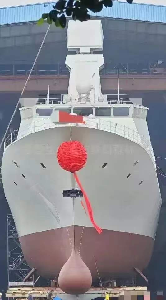 054B型护卫舰：2号舰555钦州舰下水，网传该型舰只建4艘存在争议_腾讯新闻