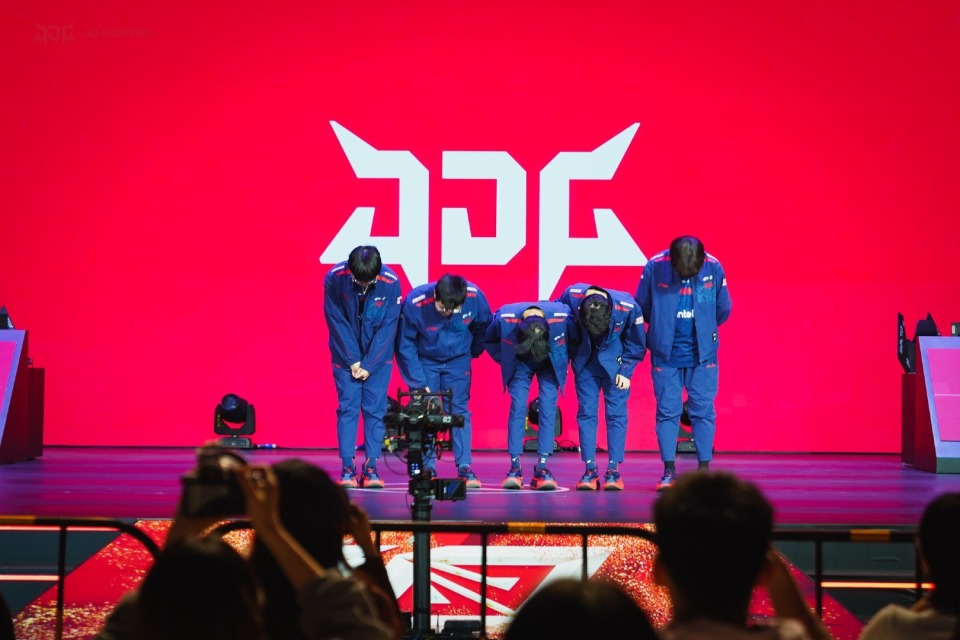 JDG新阵容曝光？知情人爆料：Peyz加入！上野阿乐xun，中单香克斯_腾讯新闻