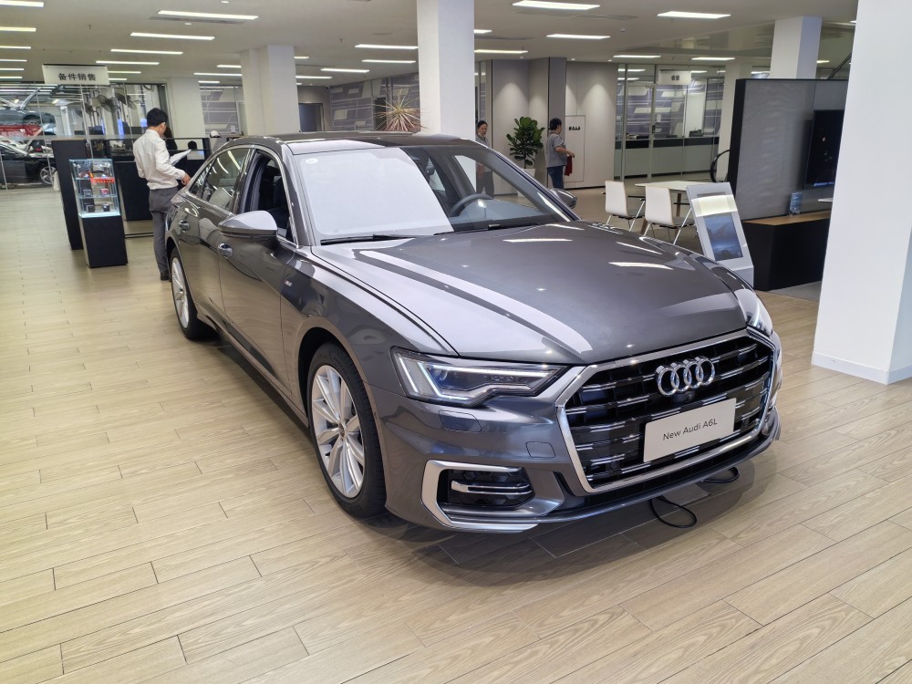 新一代奥迪A6实车惊艳：连车标更新了！25款A6L最低28.4万抄底吗_腾讯新闻