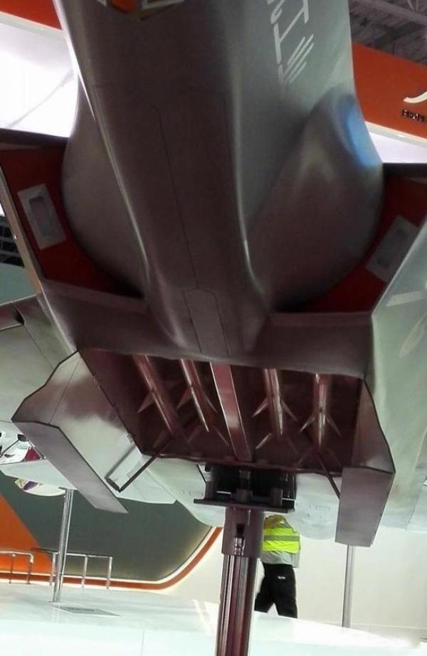 PL15E折叠弹亮相，射程200公里，歼20内置弹舱可以挂6枚_腾讯新闻