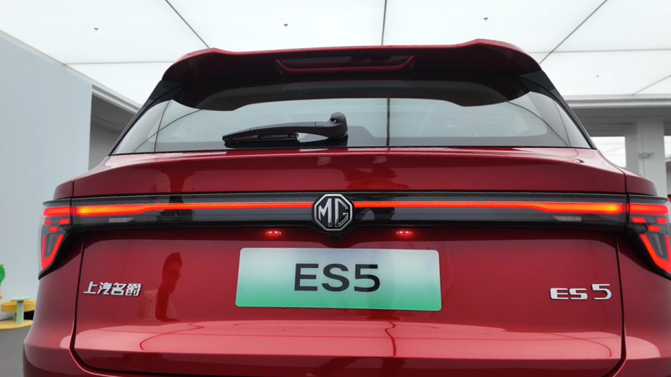 小心思还挺多！深度体验MG ES5，迎战元PLUS、银河E5有几分胜算_腾讯新闻