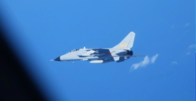 日本又炒作：中国军机“异常接近”，距日侦察机仅30米_腾讯新闻