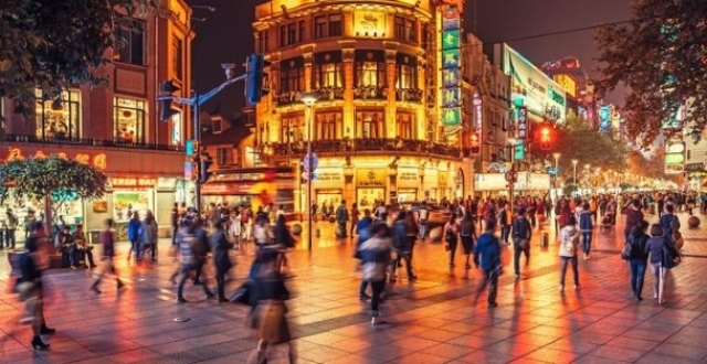 四川3岁幼童在步行街被碾身亡，为什么步行街上有汽车？哪些涉事方要担责？_腾讯新闻