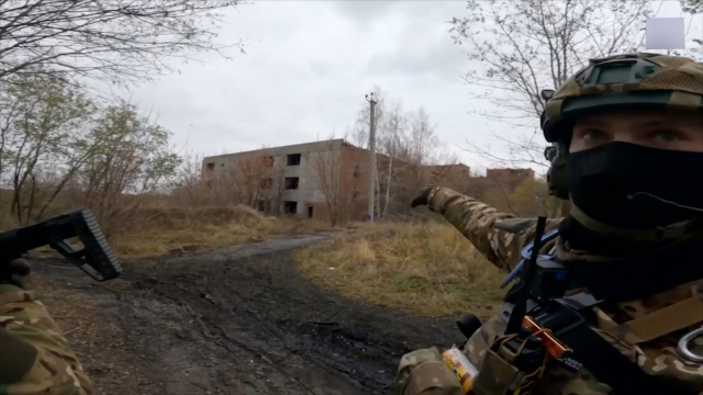 磨练技术！俄军士兵在库尔斯克地区模拟城市巷战 突袭建筑物解救伤员_腾讯新闻