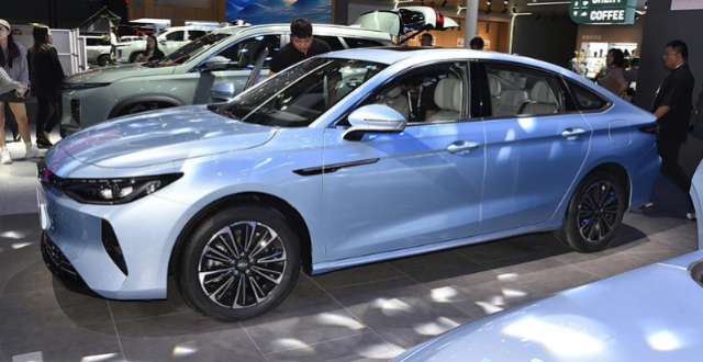 售11.99万元起 一箱油可跑1400km+ 奇瑞风云A8正式上市_腾讯新闻