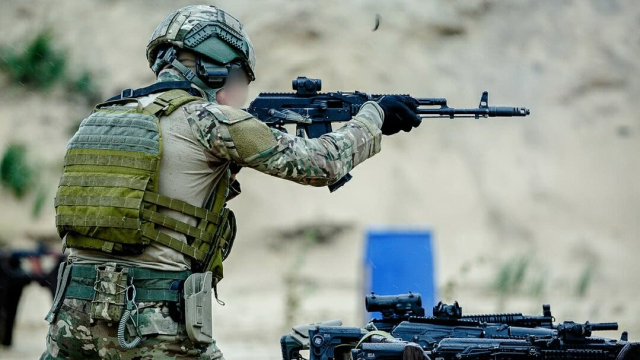 俄罗斯士兵使用7n39 Igolnik向悍马车射击_腾讯新闻