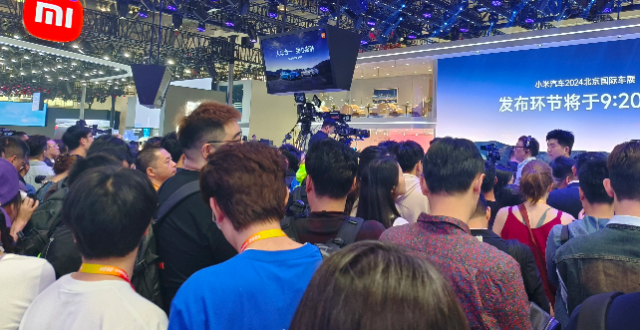 小米展台火爆，雷军现场披露SU7锁单量达75723台：苹果用户超一半_腾讯新闻