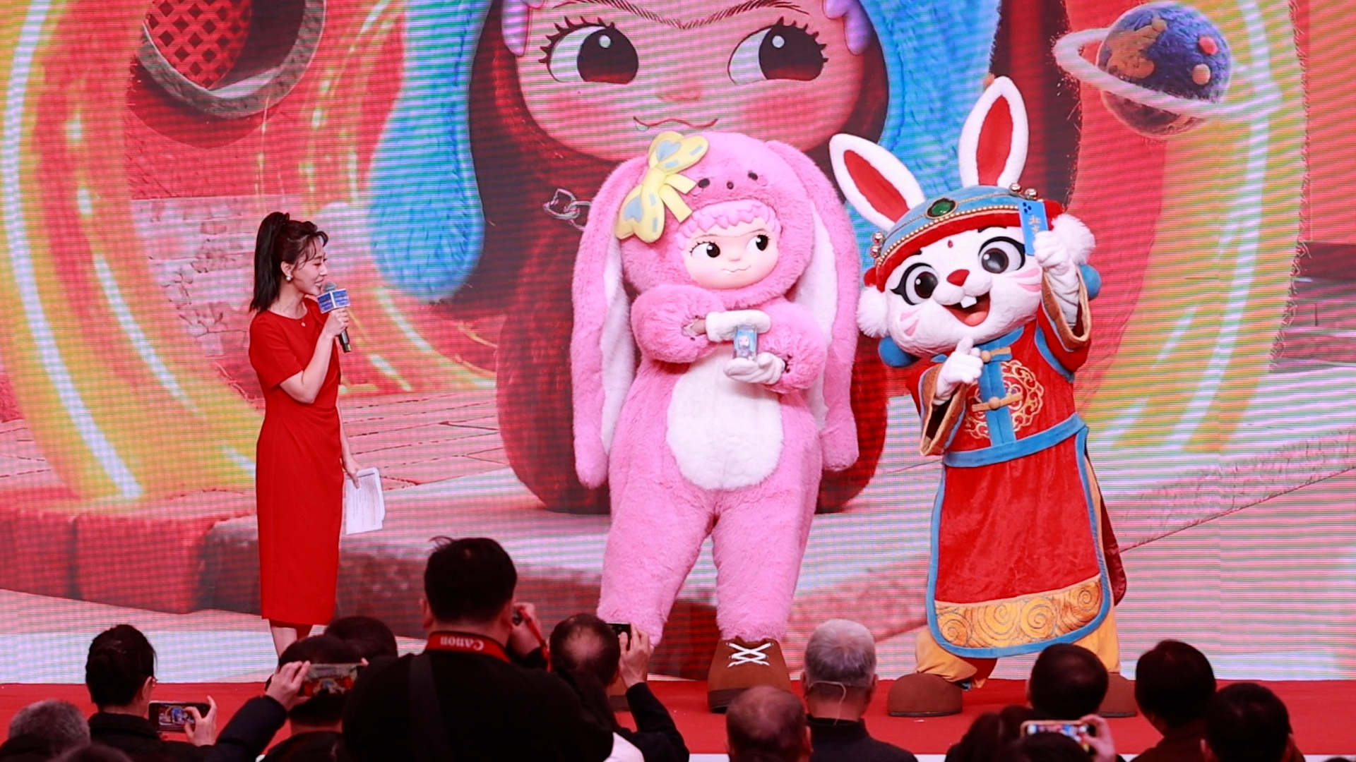 吉祥物兔儿爷人偶首次亮相 潮玩文创为“北京范儿”注入活力_腾讯新闻