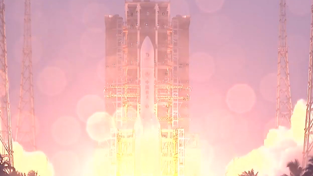 直击嫦娥六号发射瞬间 火箭顺利起飞火焰划破长空奔向月球_腾讯新闻