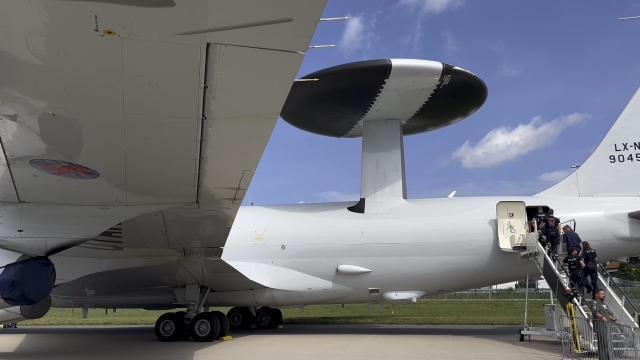 实拍北约E3A预警机_腾讯新闻