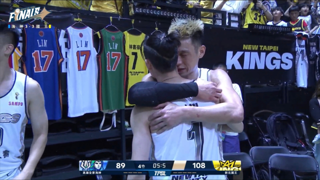 林书豪台湾联赛2连冠：包揽FMVP+MVP！现场激动落泪+奖金1200万_腾讯新闻