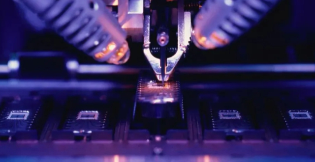 中国芯片的2025：洗牌、反围堵、“死磕28nm”练内功_腾讯新闻