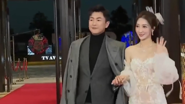 TVB颁奖礼《新闻女王》CP携手走红毯，徐晓薇和斜杠又同框啦_腾讯新闻