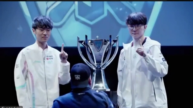 BLG和T1各位置对位合拍，knight与Faker比经典点赞手势_腾讯新闻