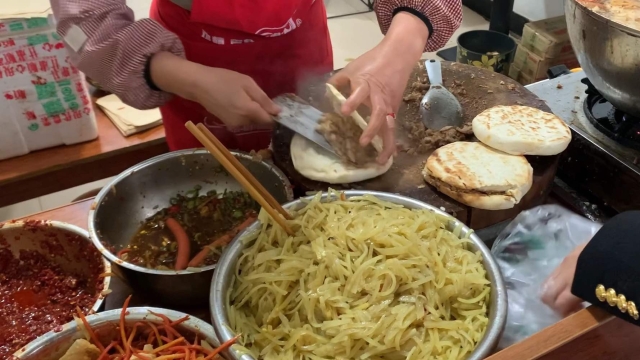 兴平的菜夹馍肉夹馍，现打的烧饼夹满肉和菜好吃不贵_腾讯新闻