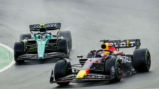 F1荷兰站正赛回顾 周冠宇一度位居第二 最终在大雨中撞墙退赛_腾讯新闻