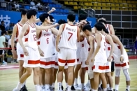 打出气势！:左翼压哨三分飙中 U18中国男篮半场追至1分分差_腾讯新闻