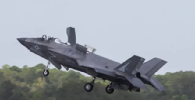 美军一架F35B坠毁 飞行员跳伞飞机失踪_腾讯新闻