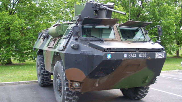 90年代波黑内战中的法国装甲车VAB进行反狙击射击_腾讯新闻