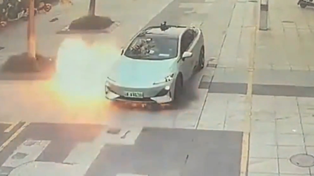 深蓝SL03磕碰到翘起地砖后瞬间起火，CEO凌晨发声：25秒后自行熄灭_腾讯新闻