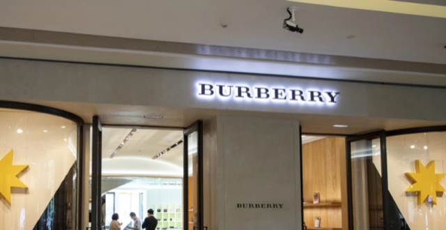 Burberry股价大跌16%背后：换帅、裁员，中国销售额下降21%_腾讯新闻