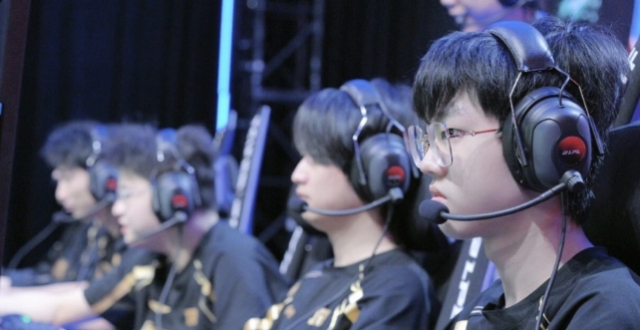 RNG0-2不敌RA，惨遭第4败！Juice被多次对线单杀_腾讯新闻