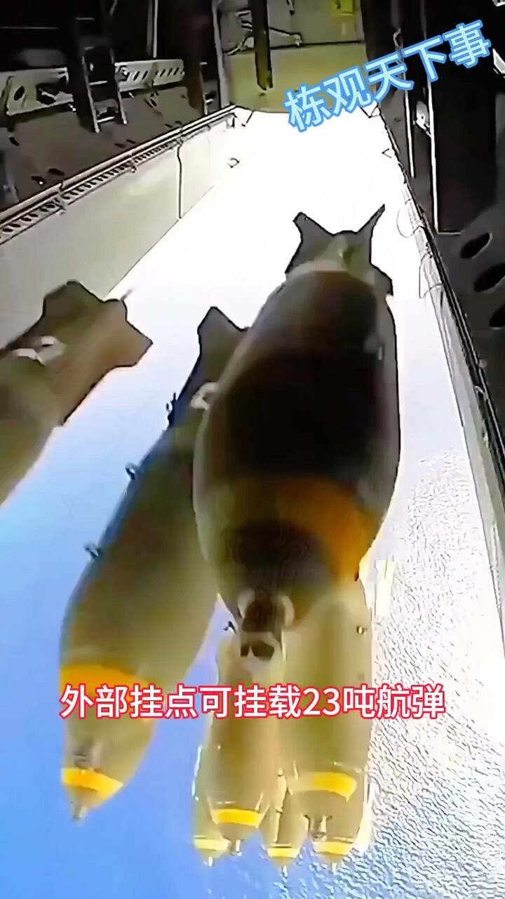 美军B1B枪骑兵轰炸机弹舱视角，投掷MK83航弹，载弹量惊人，最大起飞重量213吨_腾讯新闻