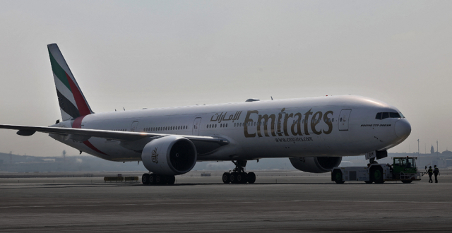 一架阿联酋航空波音777飞机在俄罗斯圣彼得堡准备起飞时发生火灾_腾讯新闻