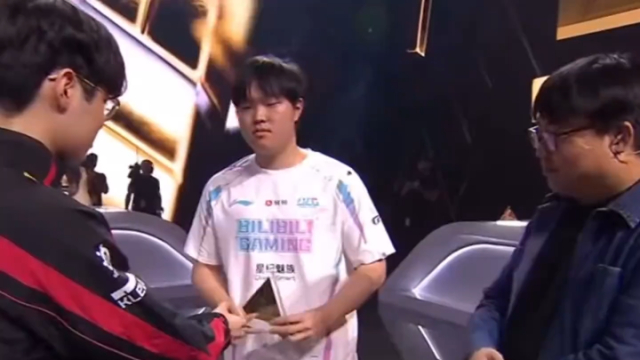 解说泽元和Cat认为LPL赛制害了BLG，BLG输在了赛制上_腾讯新闻