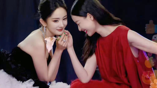 智族GQMOTY年度人物盛典 艺人乘坐小船入场 引发热议_腾讯新闻