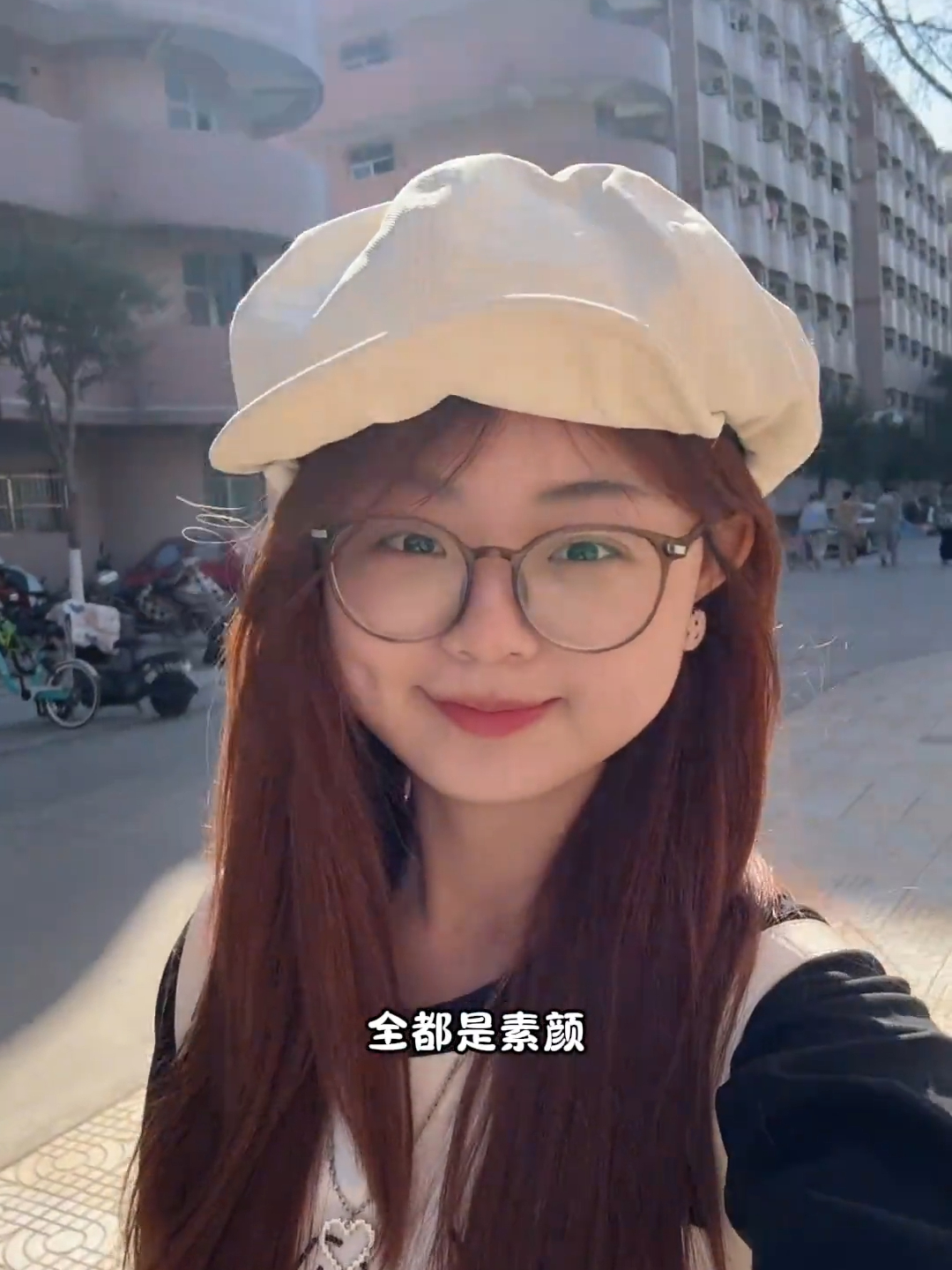 女大学生素颜出击的一天，110斤比90斤更美，自信才是最好的妆容！_腾讯新闻