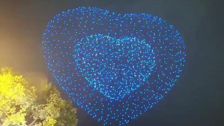 西湖上空无人机表演“爱情”故事_腾讯新闻