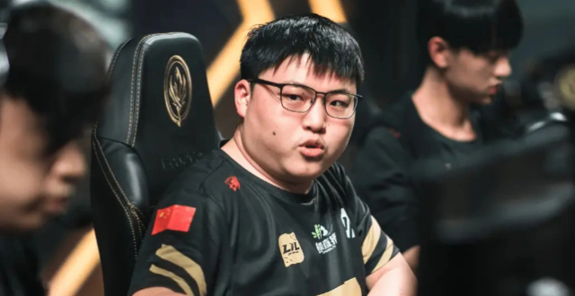 LOL无冠第一人诞生！Uzi名人堂皮肤选卡莎，Zeus为上单豹女正名_腾讯新闻