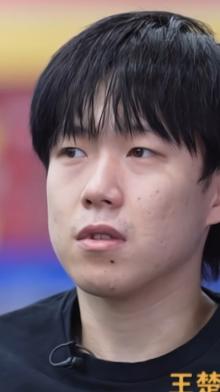 明明球拍被破坏，王楚钦还反省是自己不小心，太心疼了！ 腾讯新闻