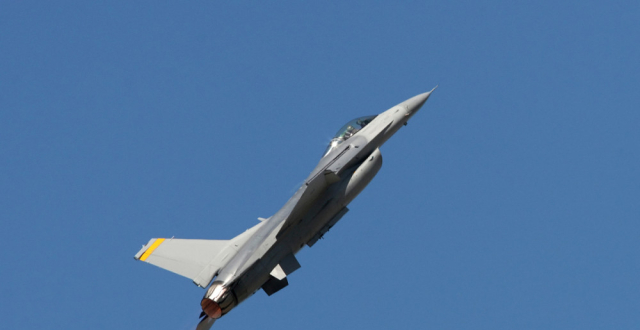 美军售“大礼包”迟迟未到货，台军采购F-16V专案被批“凯子军购”_腾讯新闻