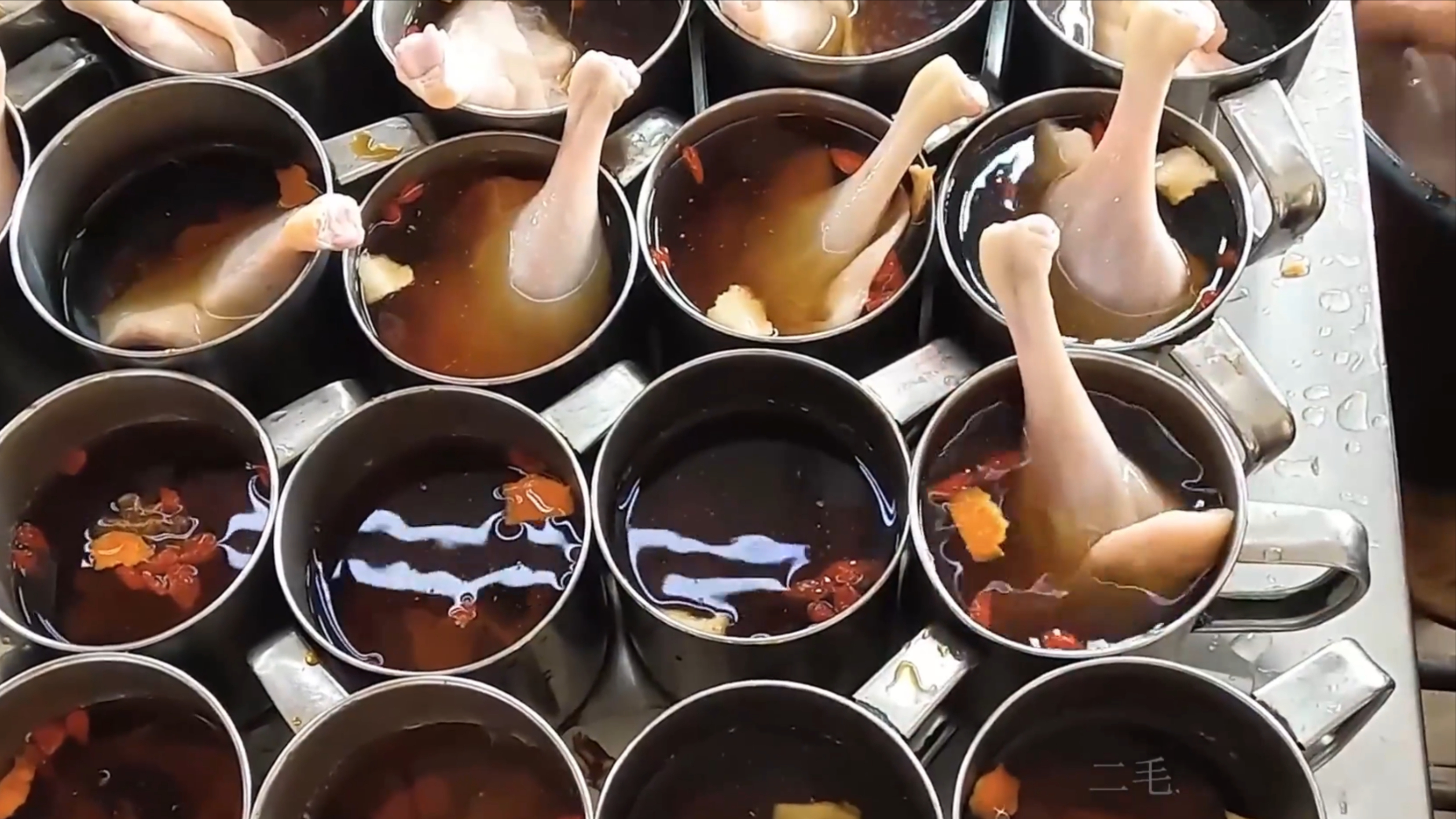 多种药材熬制的鸭腿，做成的鸭腿面非常受欢迎！_腾讯新闻