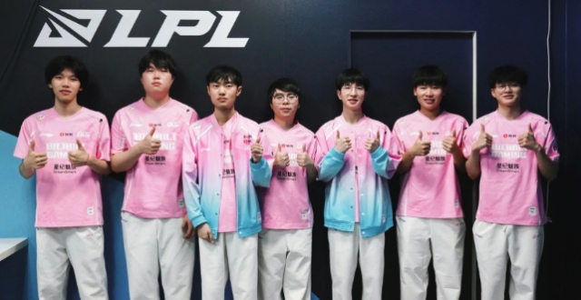 BLG2-1击败WBG，拿下第4胜！下路直接打穿，bin疯狂单带_腾讯新闻