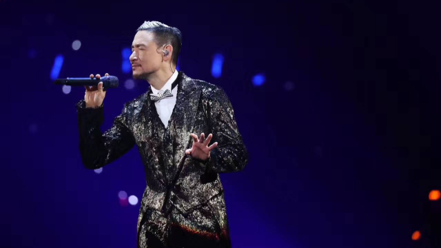 张学友演唱会又上热搜了，一首歌时隔30年再次翻红，开口回忆值拉满_腾讯新闻