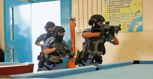 香港警队换装国产CS/LS7型冲锋枪，现阶段将会供给反恐特勤队及机场特警组使用_腾讯新闻