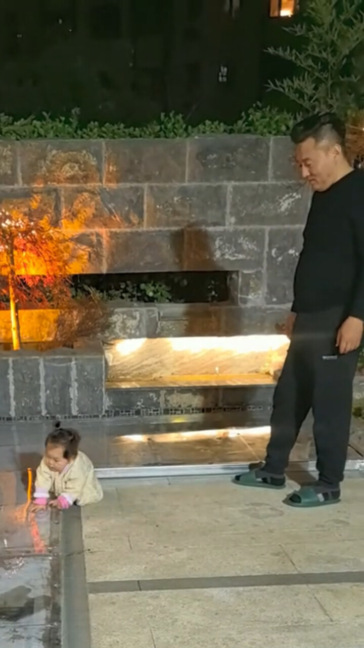 得知1岁外孙女会走路了，姥爷连夜开车赶到，把院子里的鱼池封住_腾讯新闻