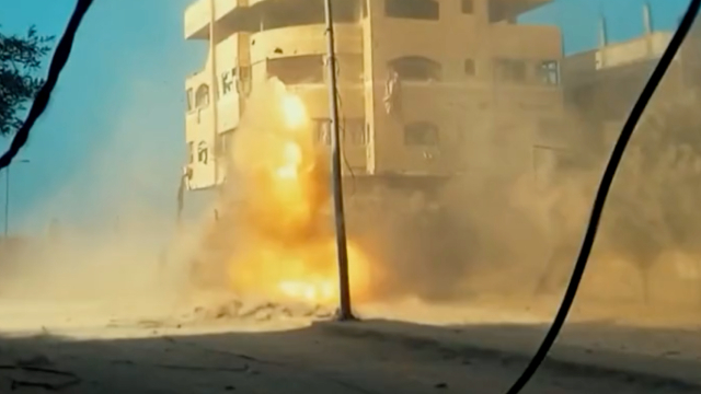 第一视角直击加沙巷战现场：哈马斯武装人员近距离击毁以军坦克装甲车_腾讯新闻